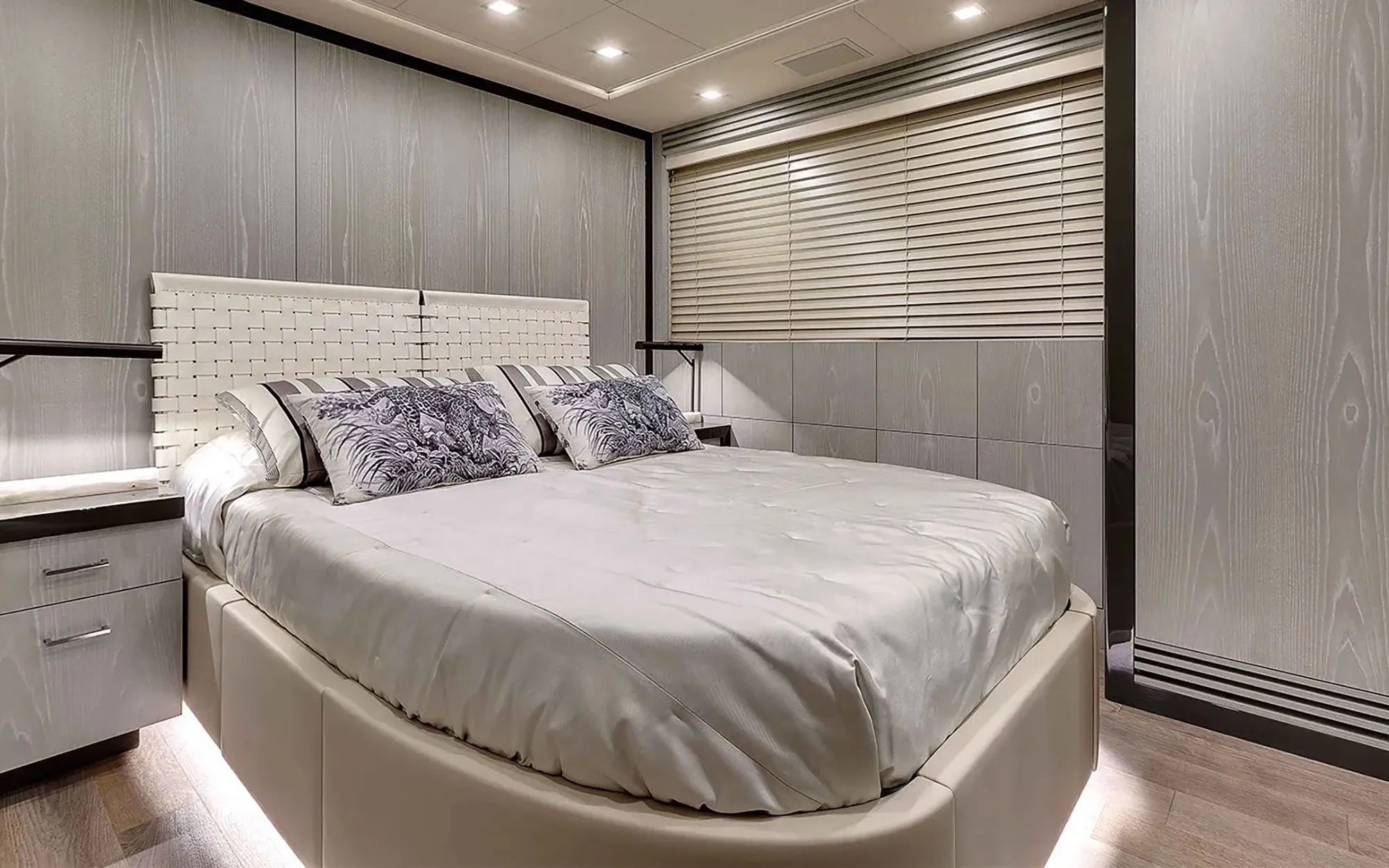 Yacht M/Y IARY, Overmarine Mangusta 110 | CHARTERWORLD Luxury ...